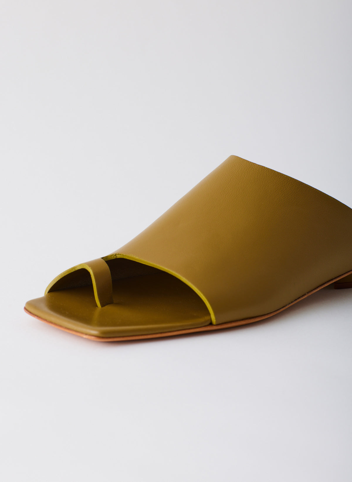 Gary Sandal – Tibi Official